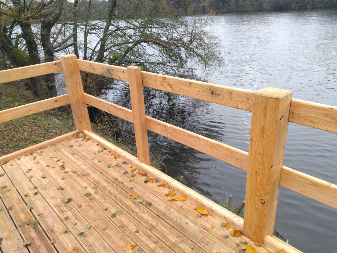 Ponton de pêche accessible aux personnes à mobilité réduite en amont du ...