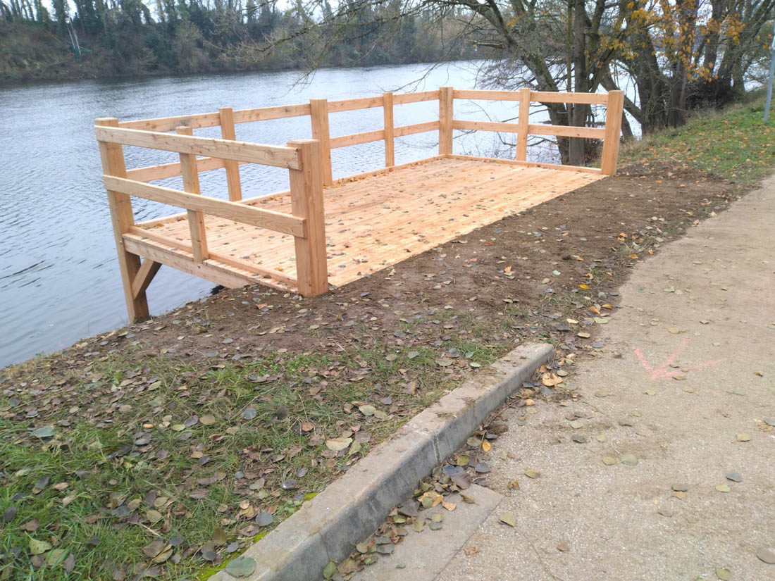 Ponton de pêche accessible aux personnes à mobilité réduite en amont du ...